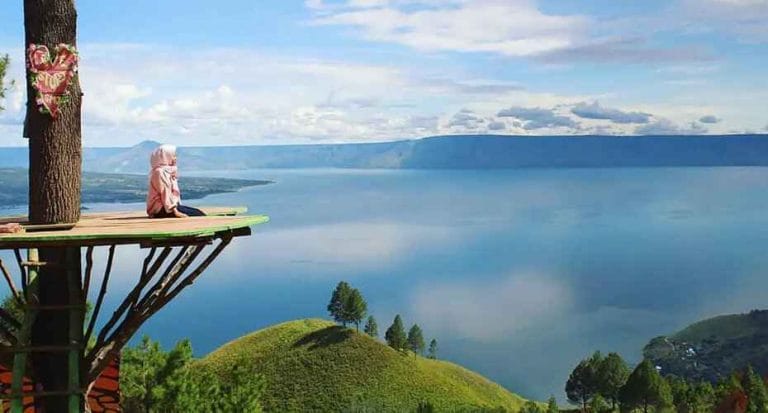 Bukit Simarjarunjung Surga Pemandangan Danau Toba dari Ketinggian